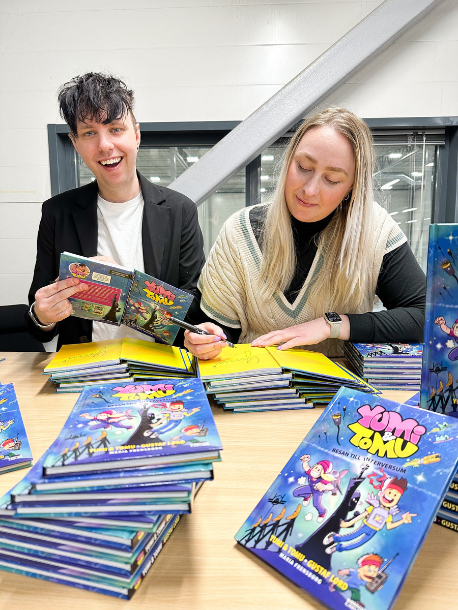 Yumi & Tomu - Resan Till Interversum. SIGNERAD! – Pandai.se